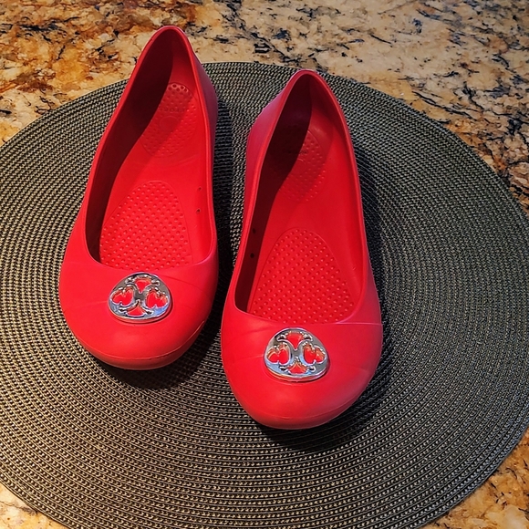 CROCS | Shoes | Gianna Medallion Crocs Red Size 6 Preowned Ballet Flat ...